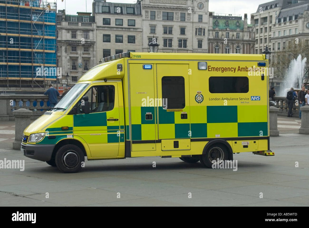 London ambulance hi-res stock photography and images - Alamy