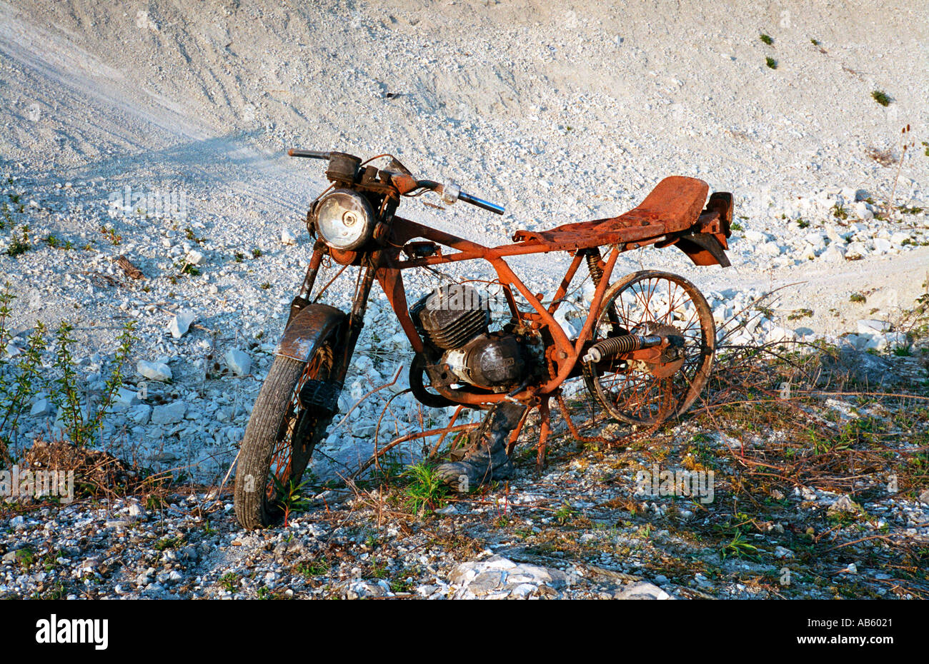 Derelict burnt out trail bike Stock Photo - Alamy