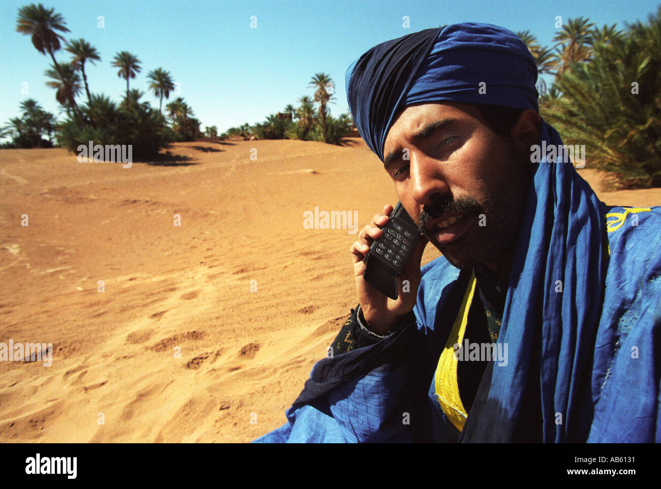 A Moroccan using a mobil phone in the Sahara Desert Stock Photo - Alamy