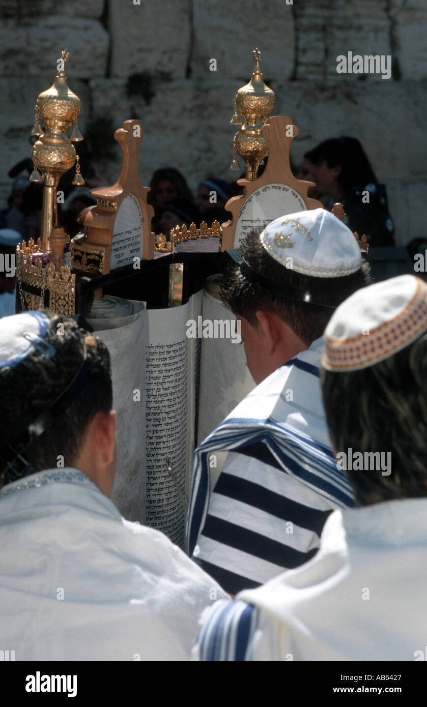 Judiasm Jews at the Western Wall in jerusalem Stock Photo - Alamy