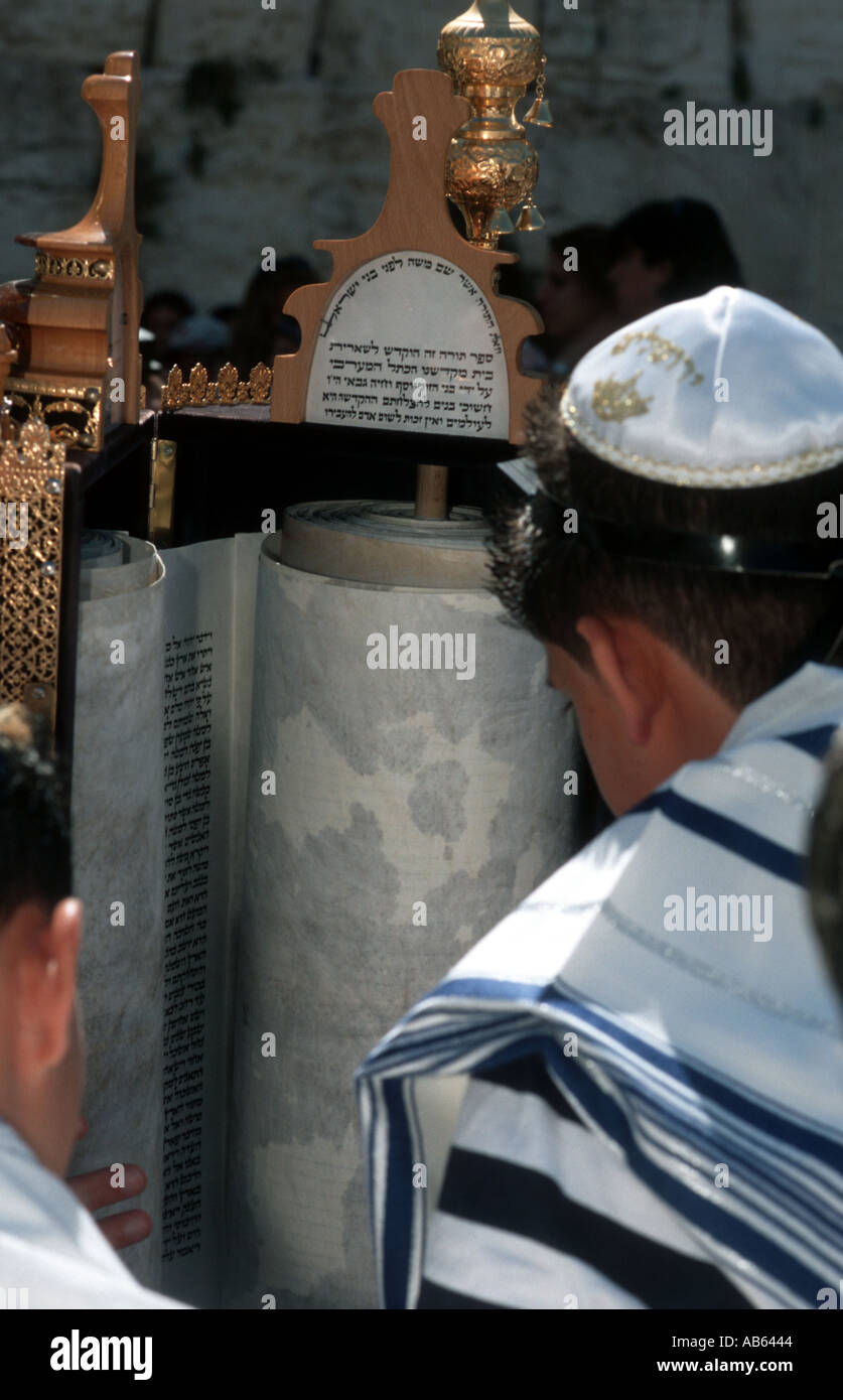 Judiasm Jews at the Western Wall in jerusalem Stock Photo - Alamy