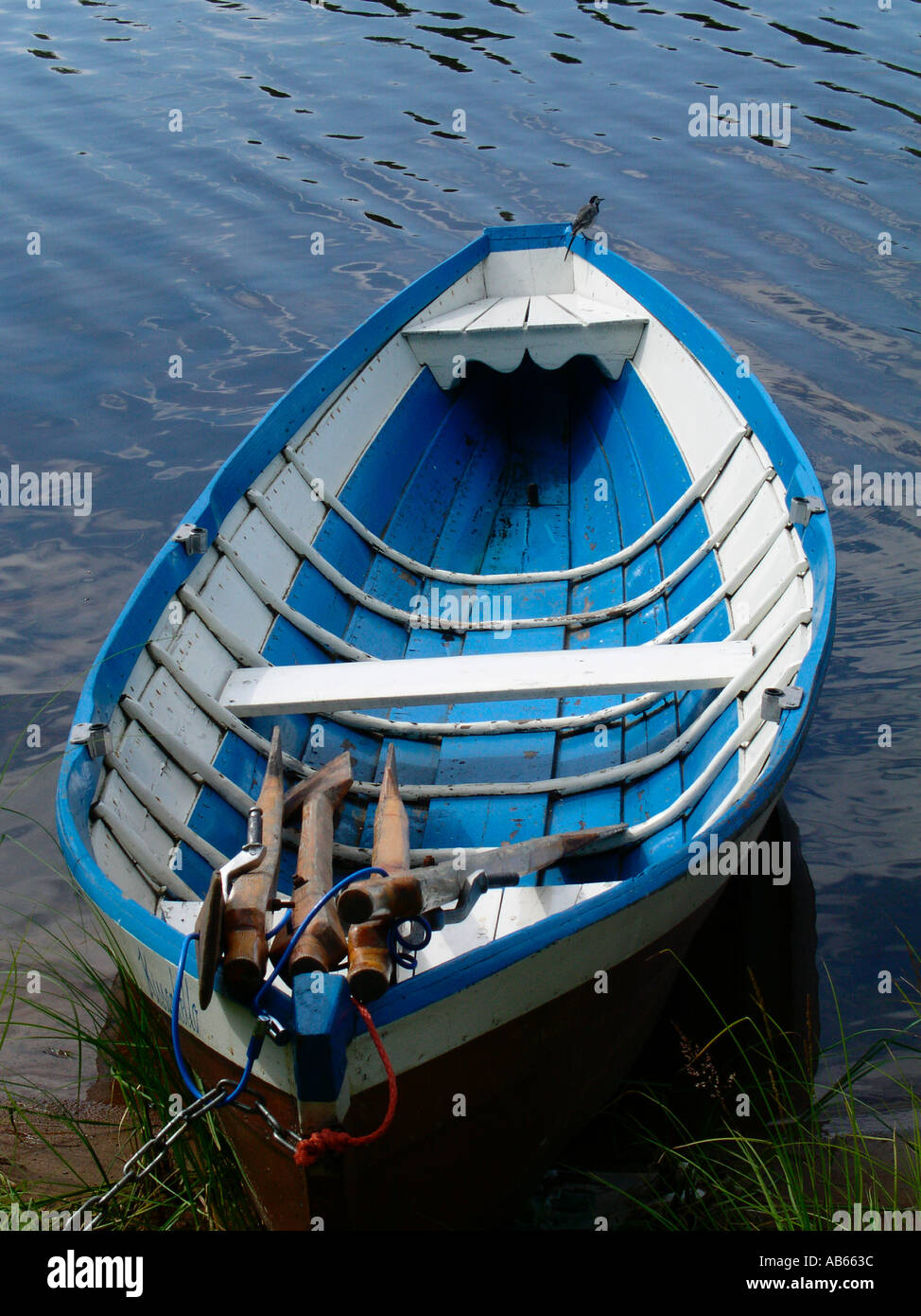 Stranded rowing boat hi-res stock photography and images - Alamy