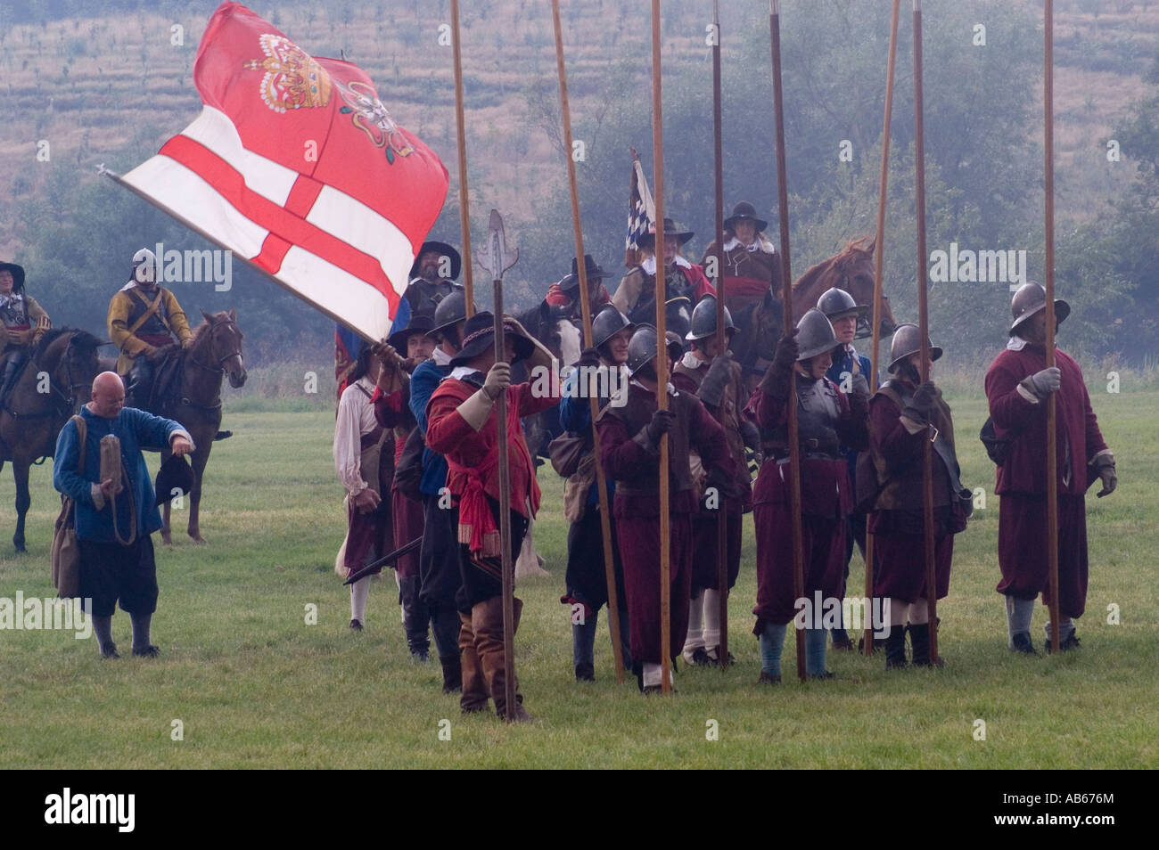 Troops jeering as The Sealed Knot re enact the Battle of Edgehill ...