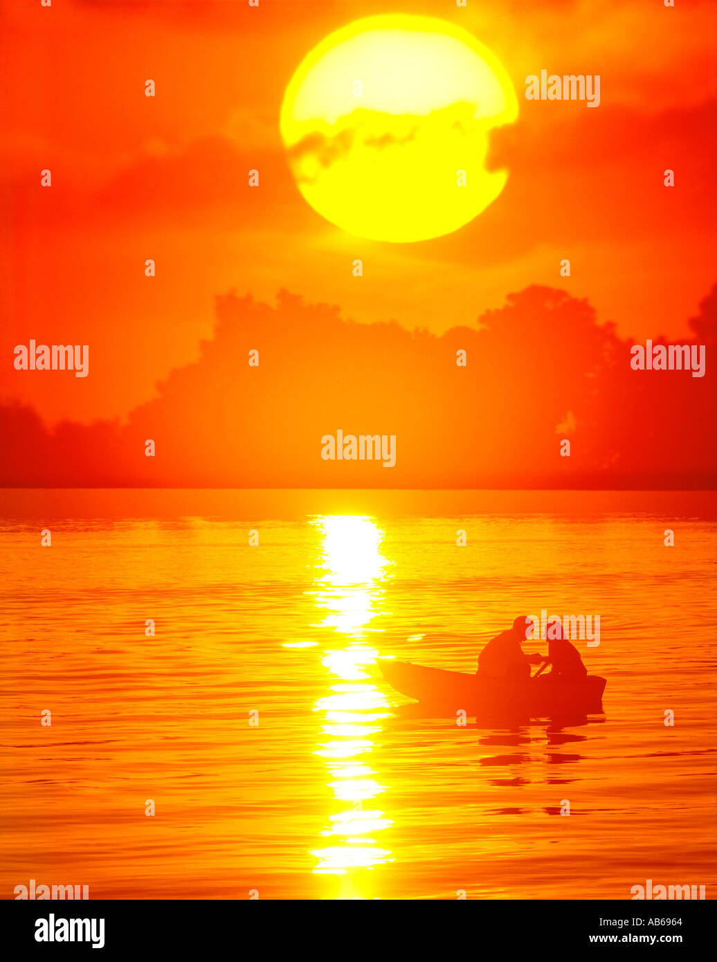 romantic couple in rowboat at sunset Stock Photo - Alamy