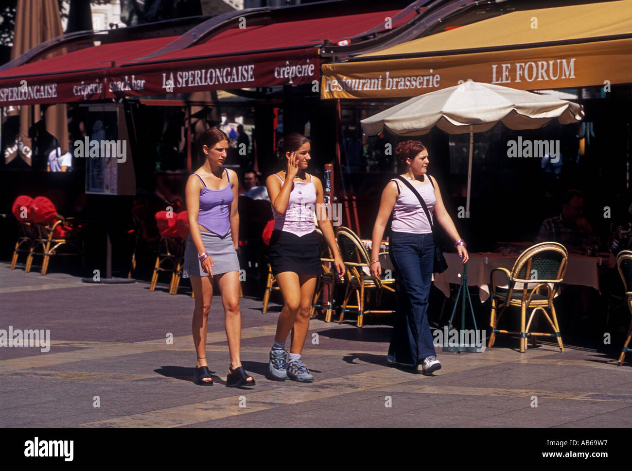 3, three, French women, young women, friends, girlfriends, tourists ...