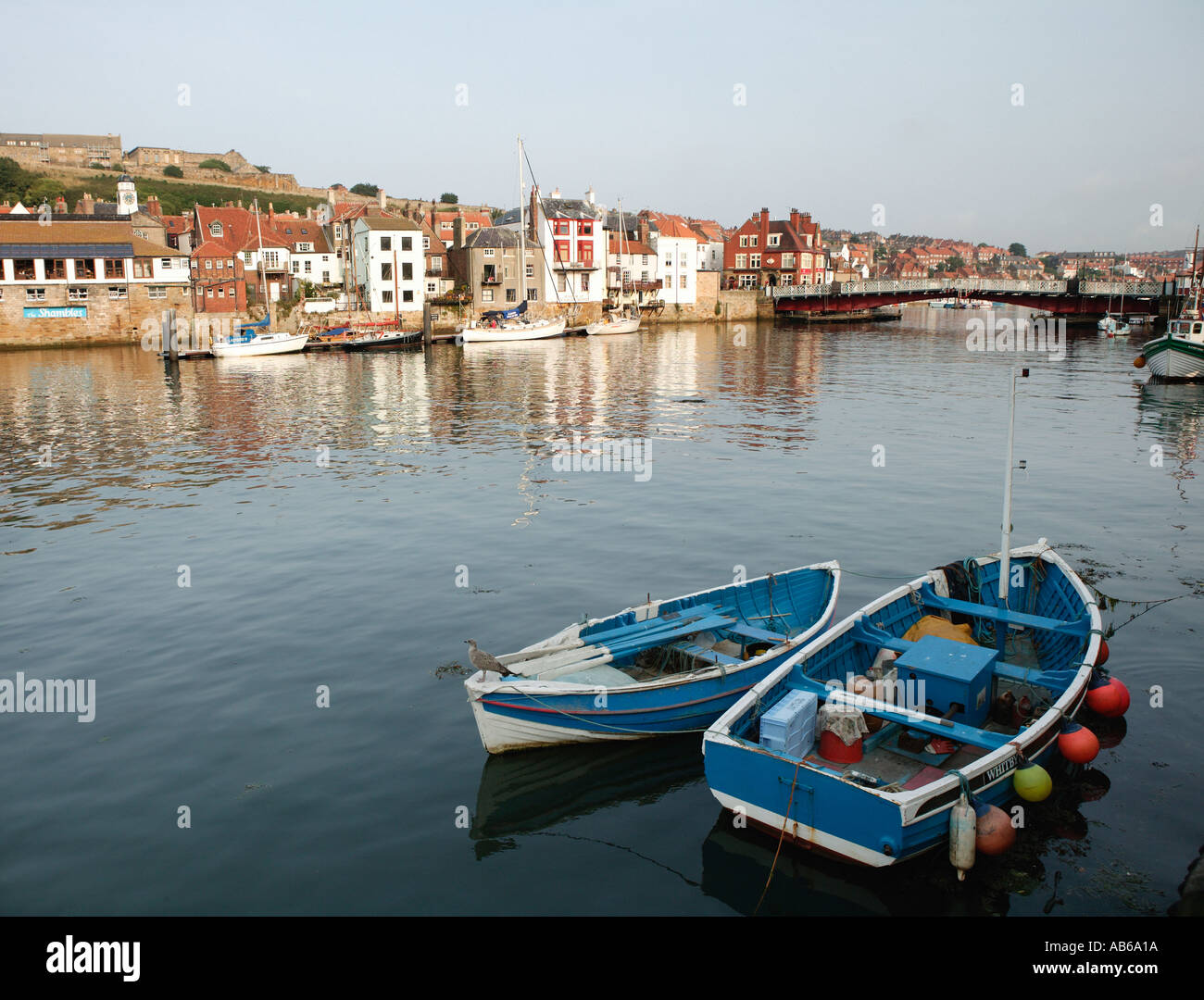 WHITBY HARBOUR FISHING BOATS AND SWING BRIDGE YORKSHIRE ENGLAND Stock ...