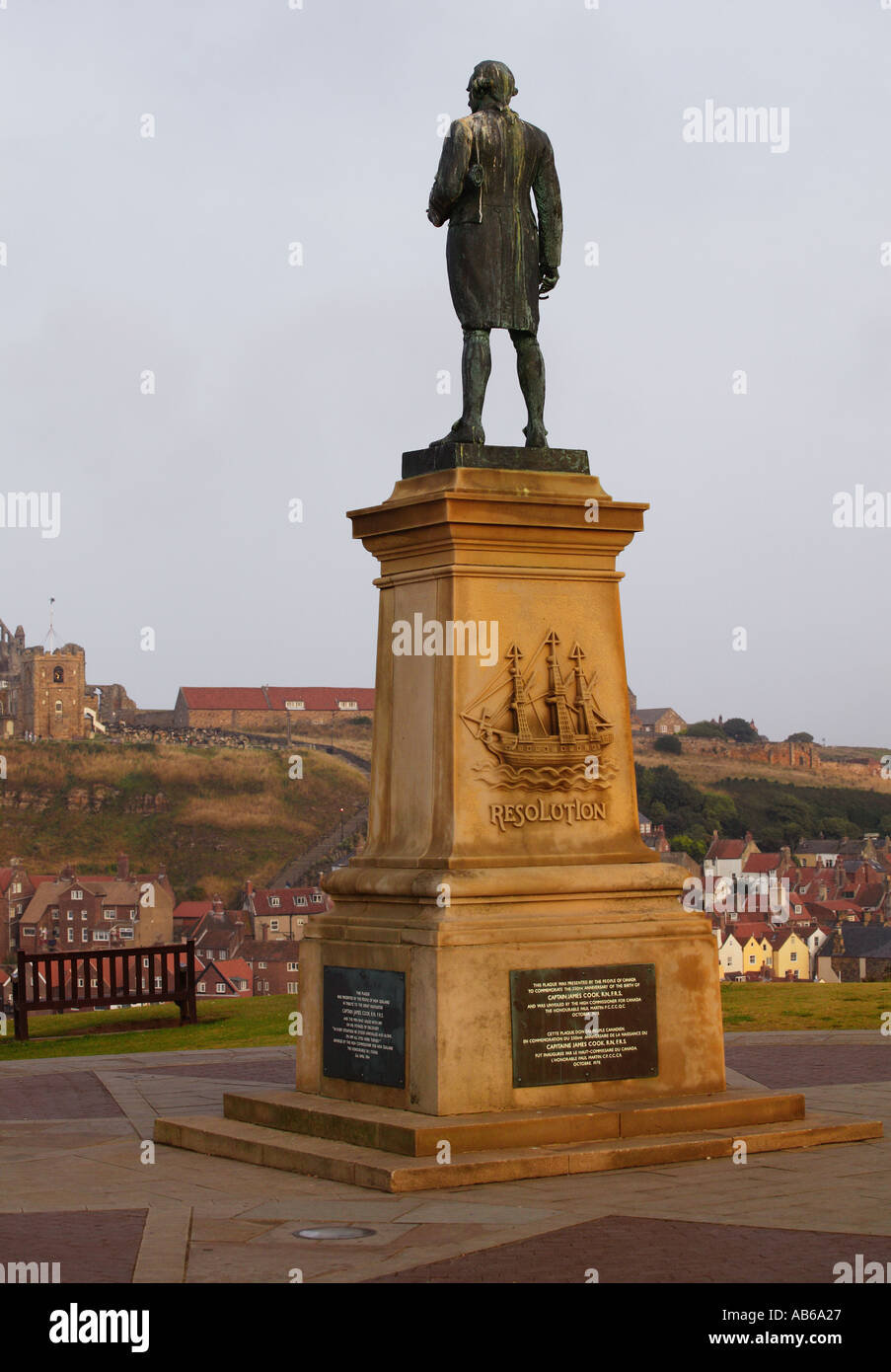 STATUE OF CAPTAIN JAMES COOK WEST CLIFF WHITBY YORKSHIRE ENGLAND Stock ...