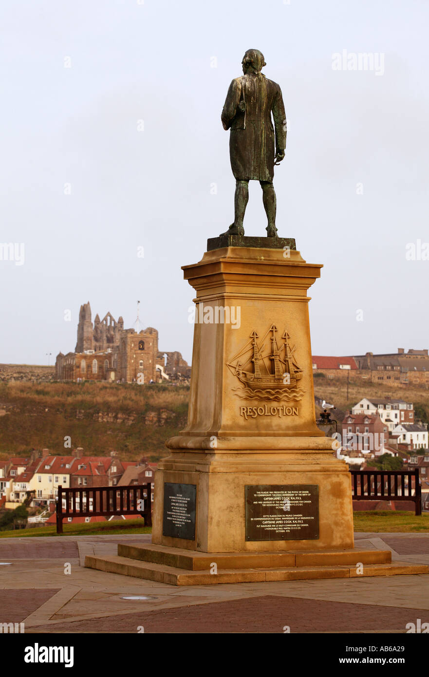 STATUE OF CAPTAIN JAMES COOK WEST CLIFF WHITBY YORKSHIRE ENGLAND Stock ...