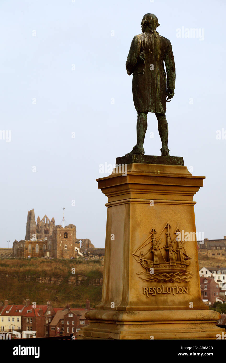 STATUE OF CAPTAIN JAMES COOK WEST CLIFF WHITBY YORKSHIRE ENGLAND Stock ...