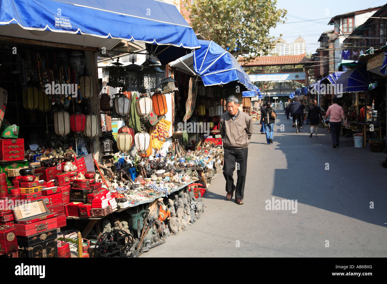 Dongtai Lu Road Antique Market Shanghai China Stock Photo - Alamy