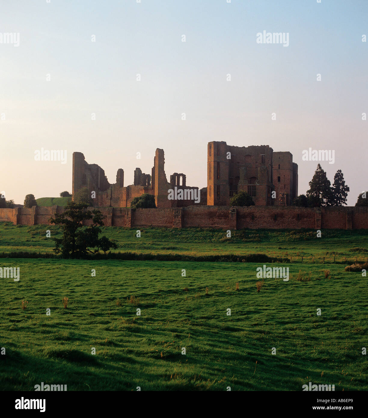 Kenilworth Castle Ruins of one of the grandest fortresses in England ...