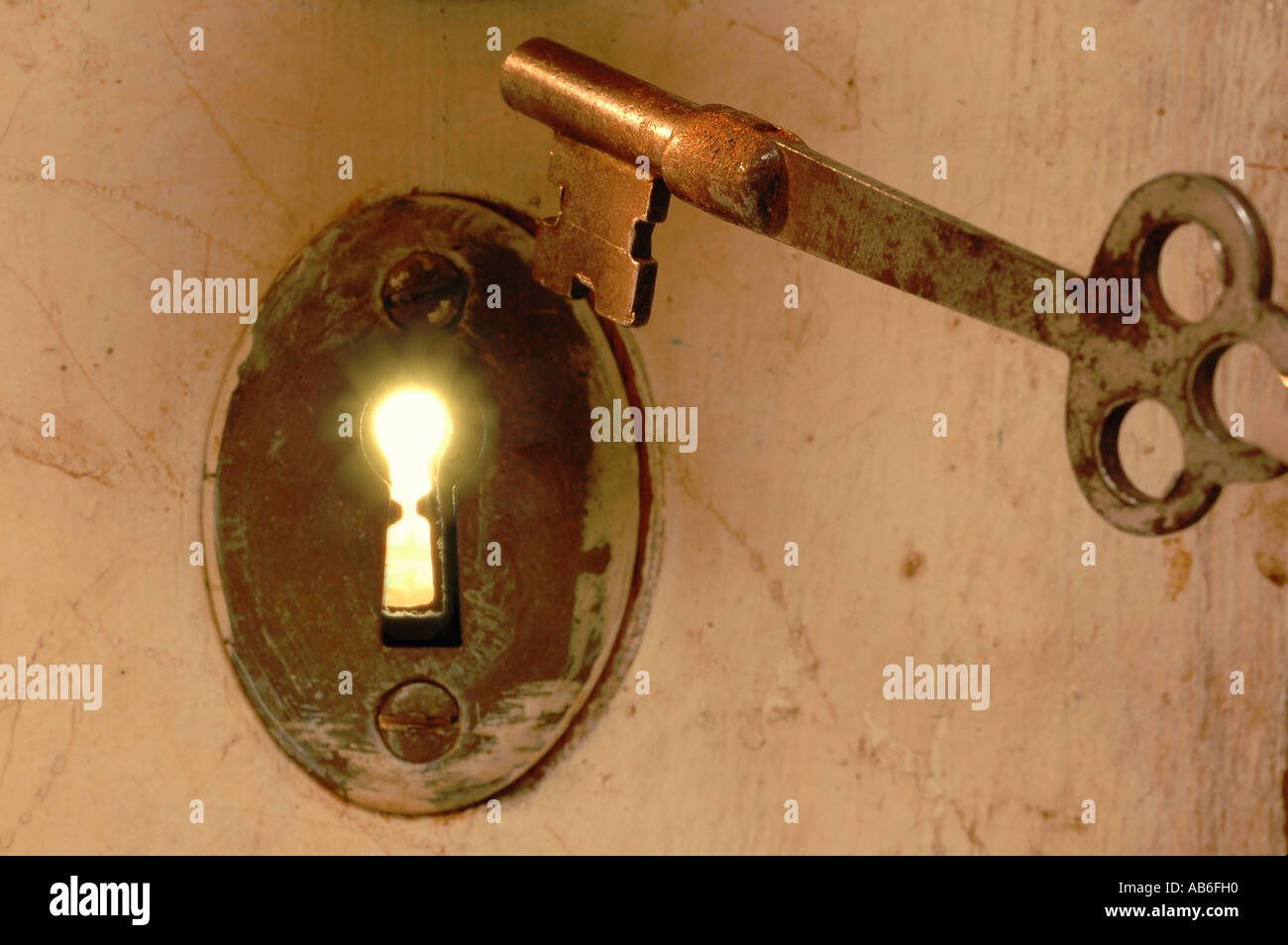 Antique skeleton key being inserted into a key hole Stock Photo - Alamy