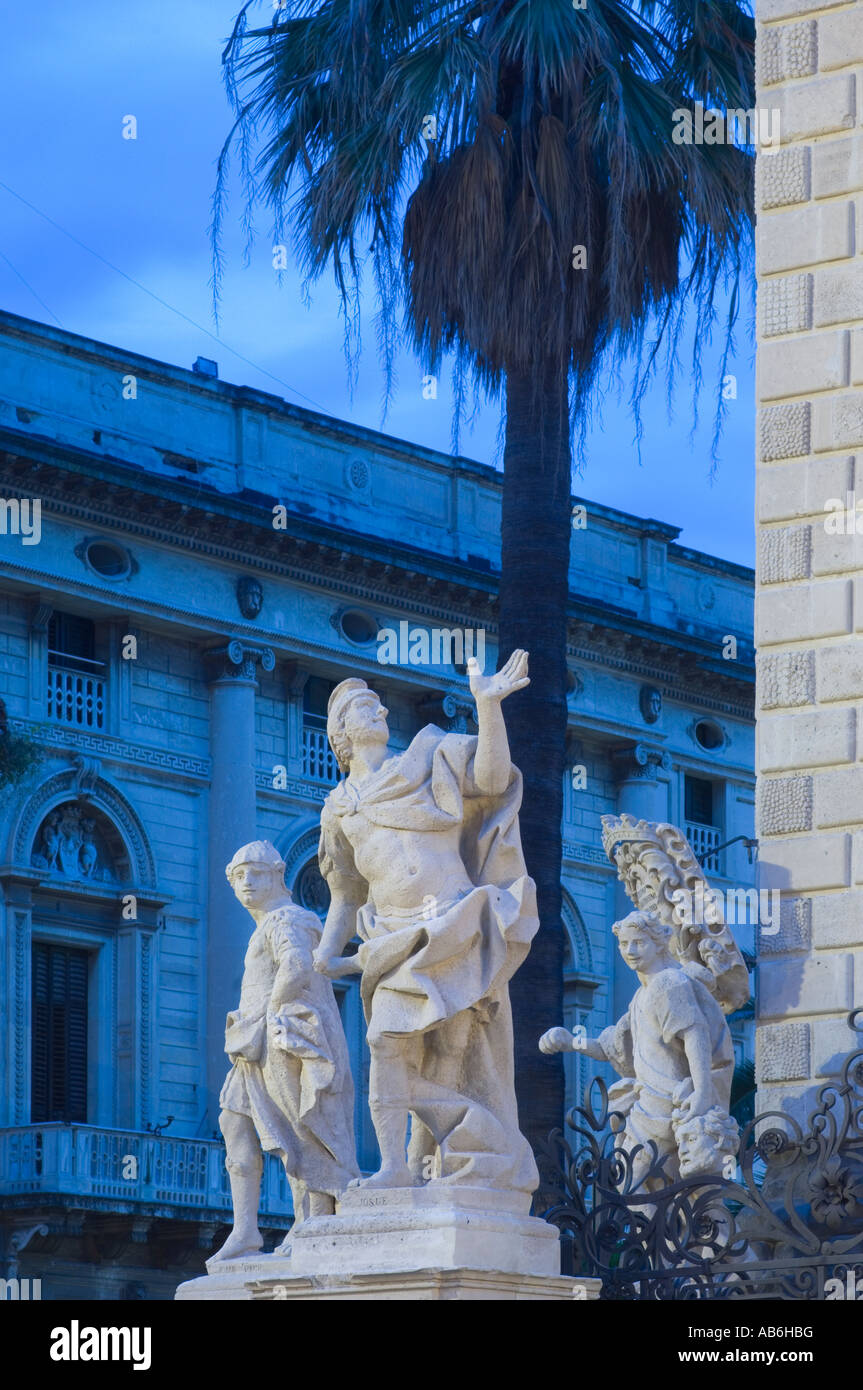 White statues hi-res stock photography and images - Alamy