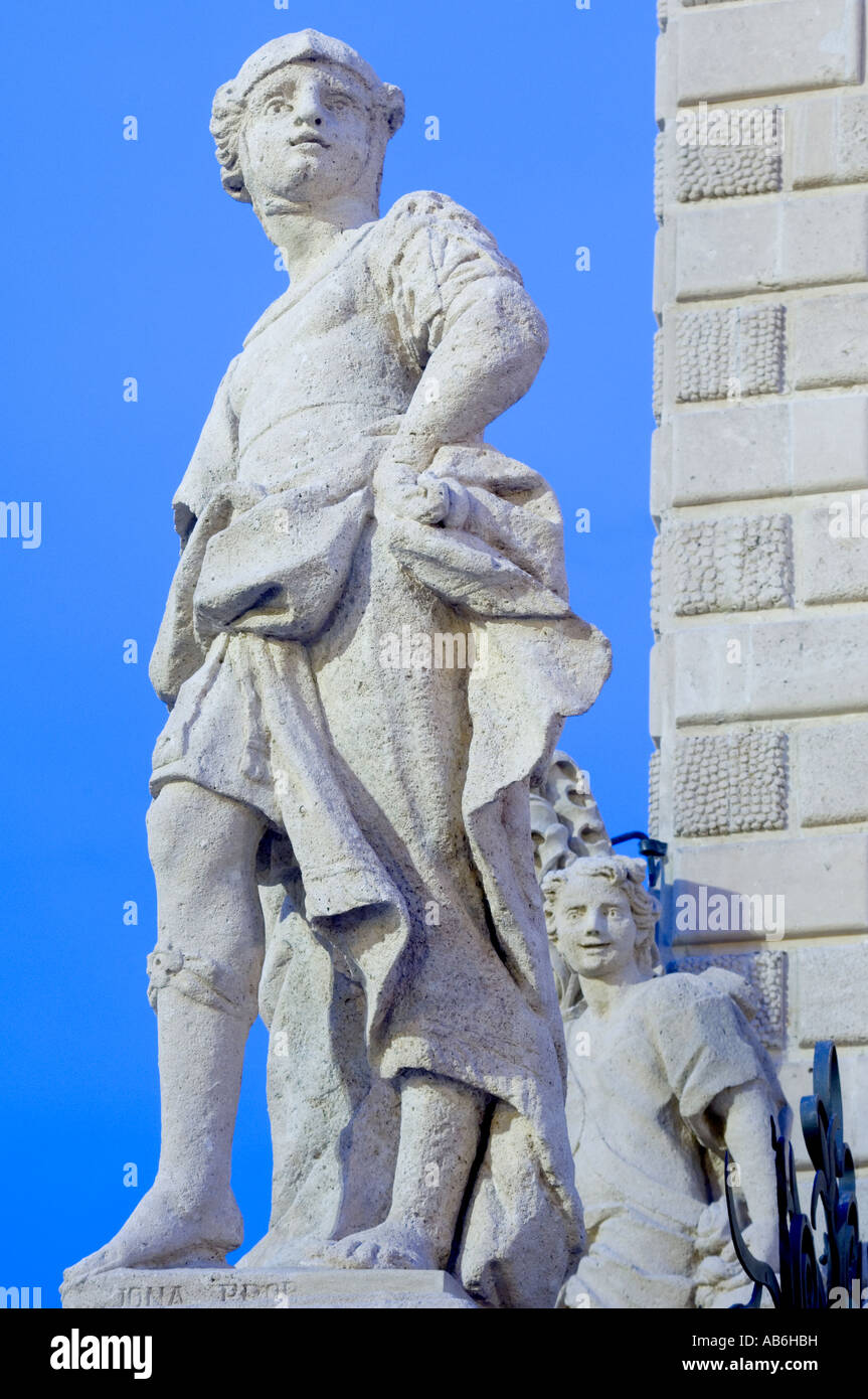 White statues hi-res stock photography and images - Alamy