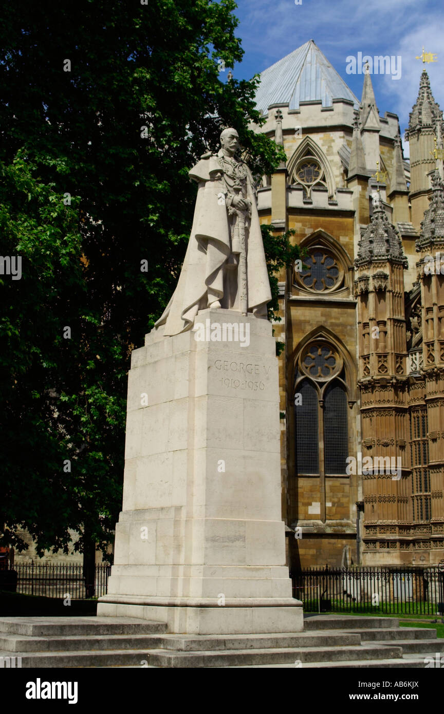 Statue of King George V in London Stock Photo - Alamy