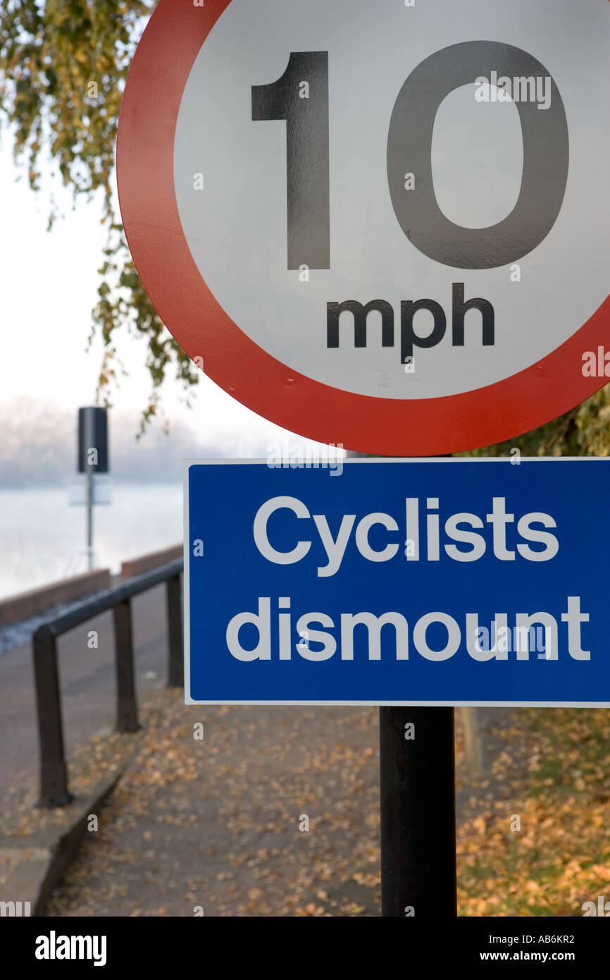 10mph limit sign hi-res stock photography and images - Alamy