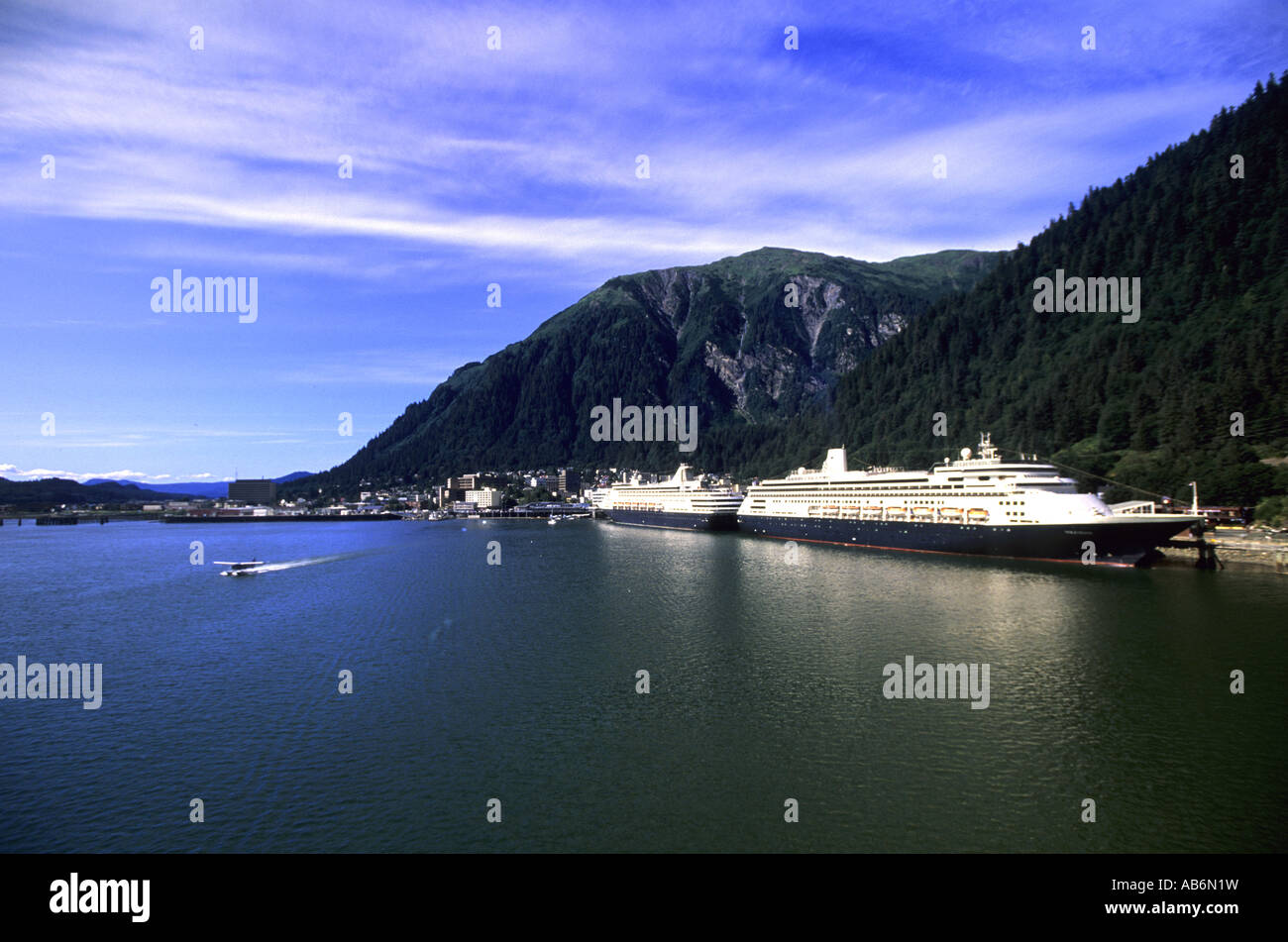 Cruise ships in juneau harbor hi-res stock photography and images - Alamy
