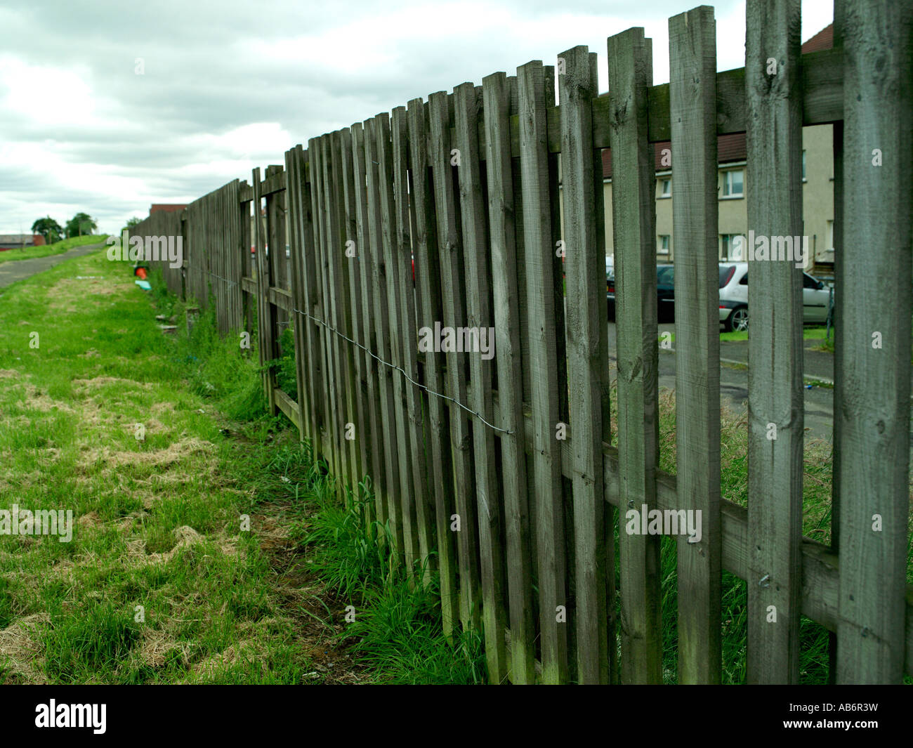 Broken slatted wooden fence with distance Stock Photo - Alamy