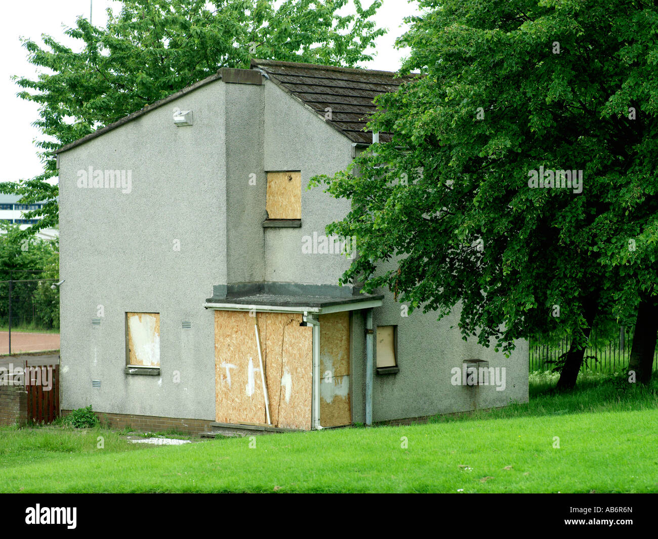 abandoned boarded up house Stock Photo - Alamy