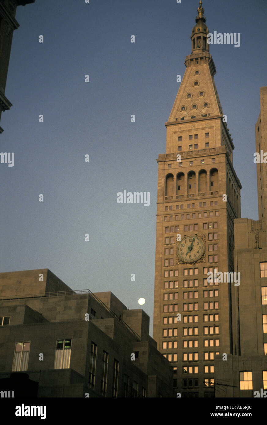 Vertical met life clock tower hi-res stock photography and images - Alamy