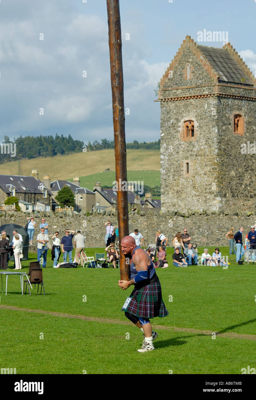 Tossing the Caber Peebles Highland Games Stock Photo - Alamy
