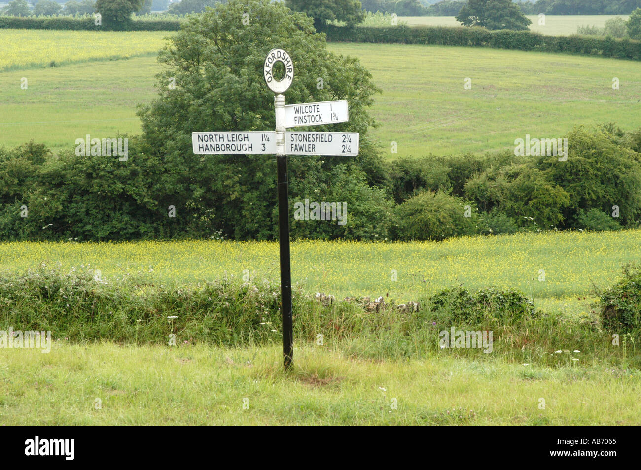 Old Oxfordshire cotswold road sign Stock Photo - Alamy