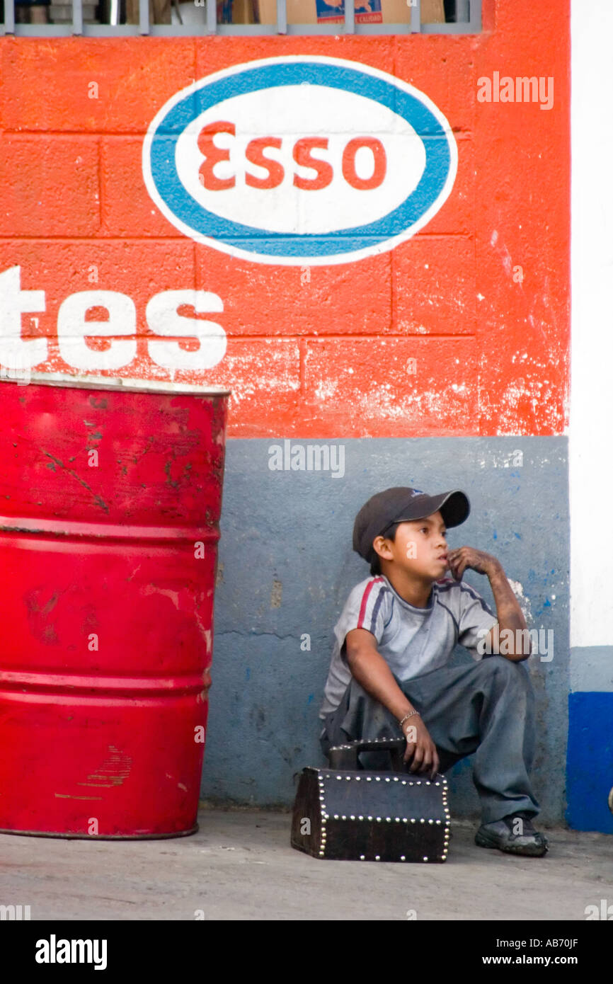 Boy shoe shine guatemala hi-res stock photography and images - Alamy