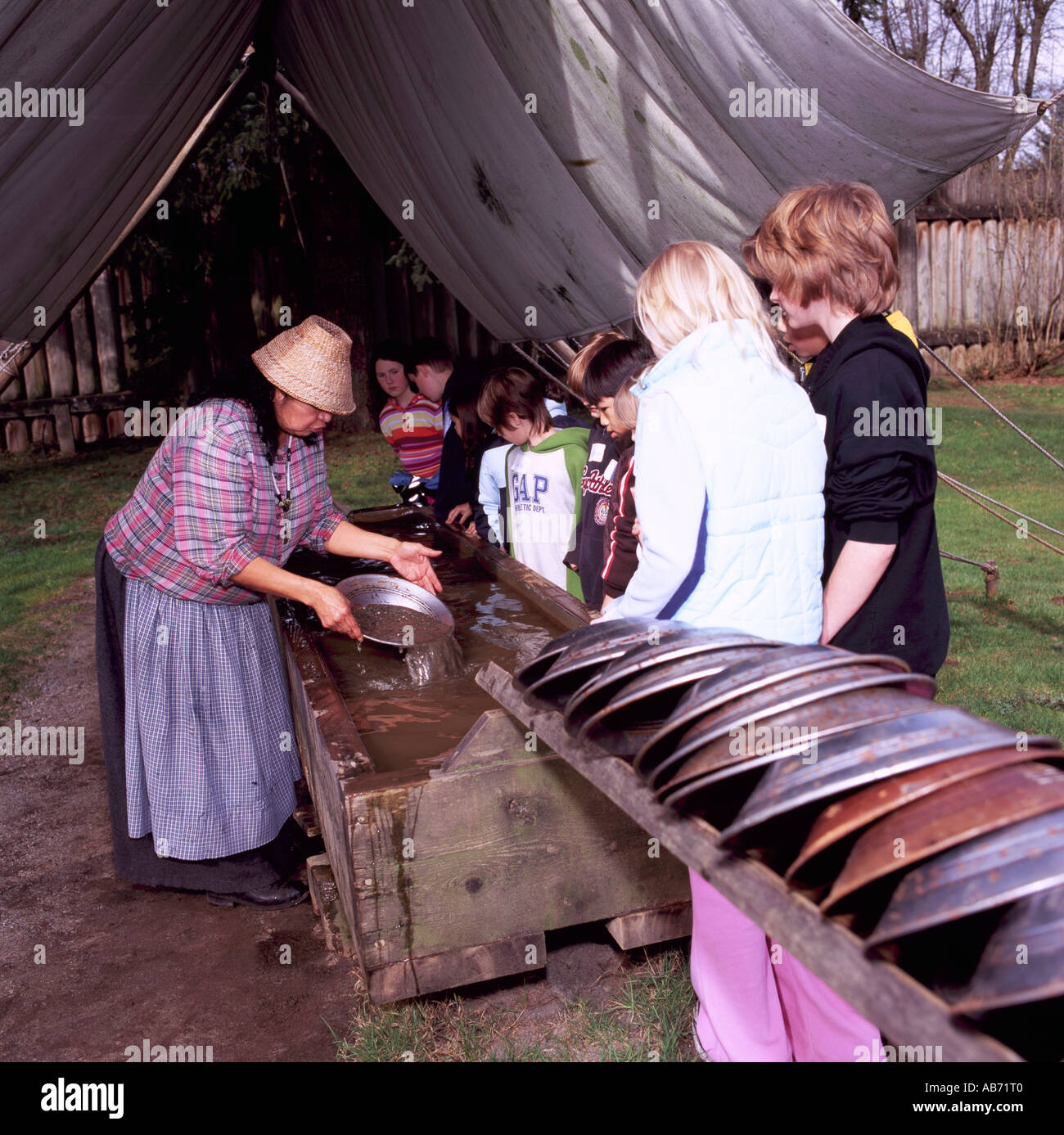 Native american children work hi-res stock photography and images - Alamy