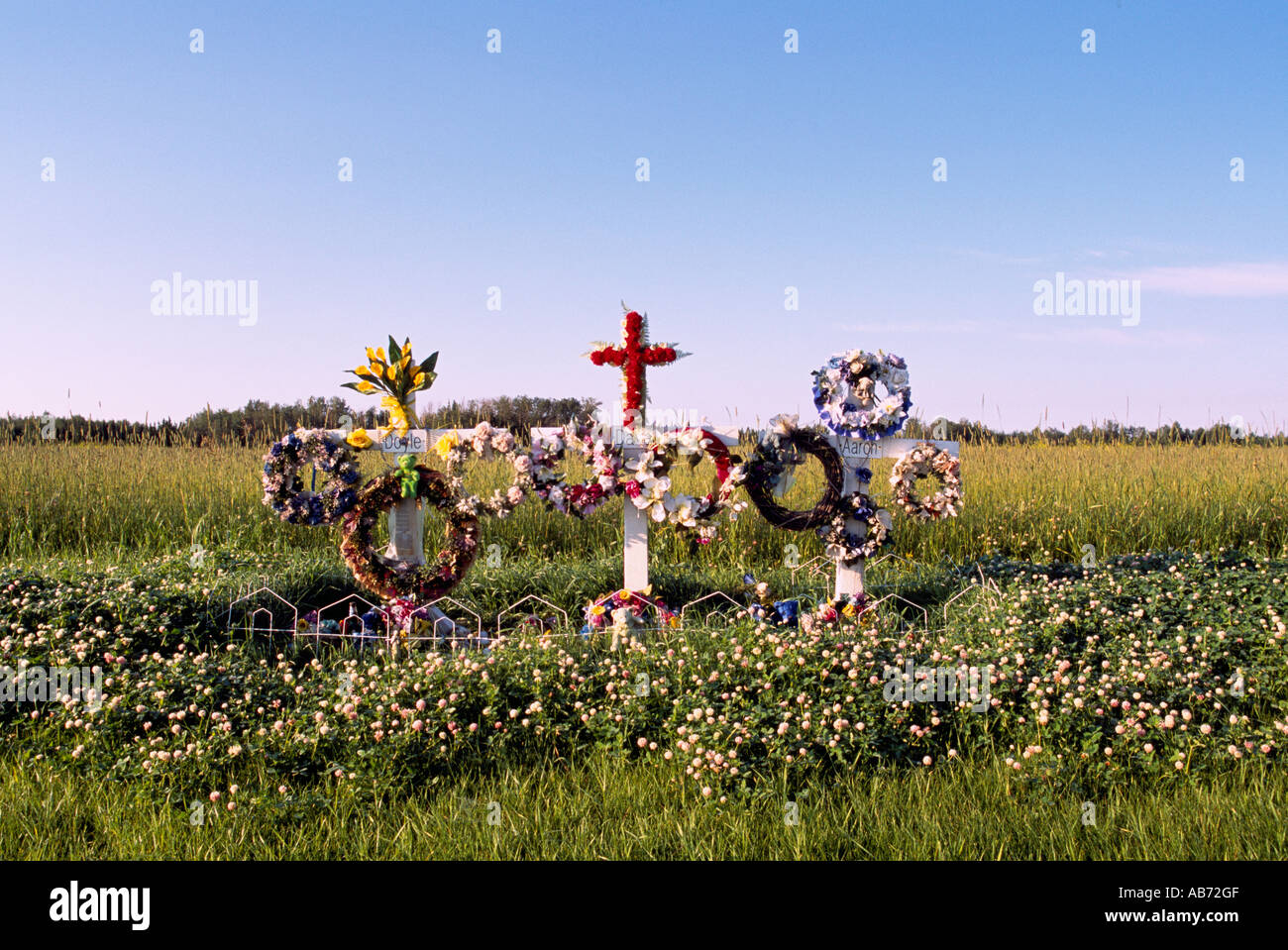 Roadside memorial cross flower hi-res stock photography and images - Alamy