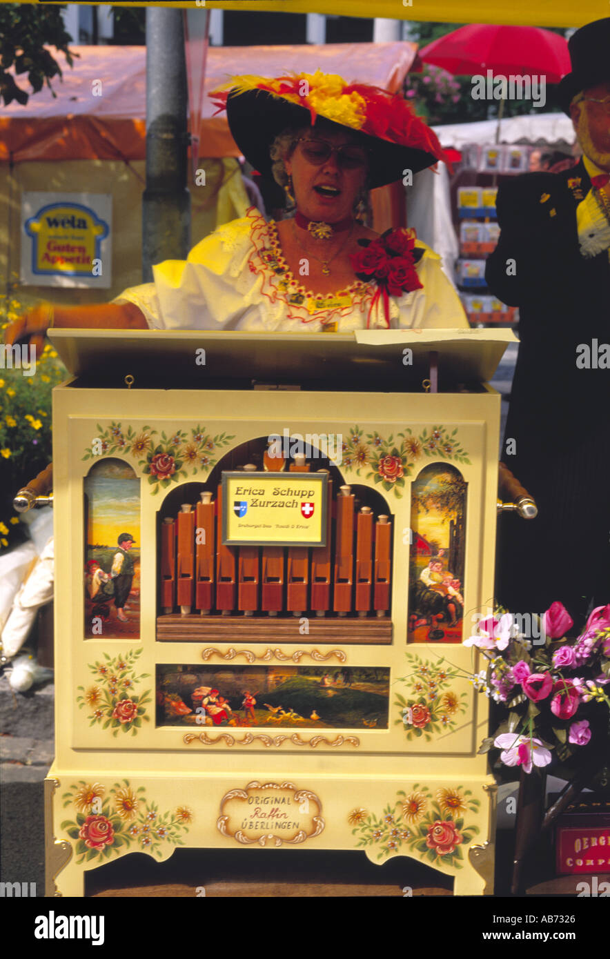 Woman artist with Traditional Music box in the street Stock Photo - Alamy