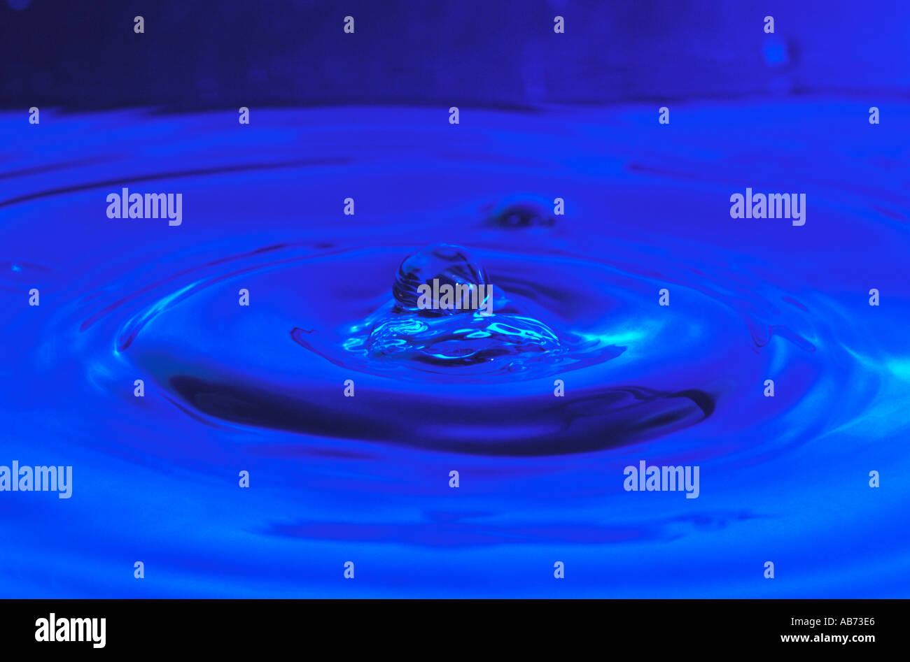 WATER DROPLET SPLASHING INTO WATER Stock Photo - Alamy