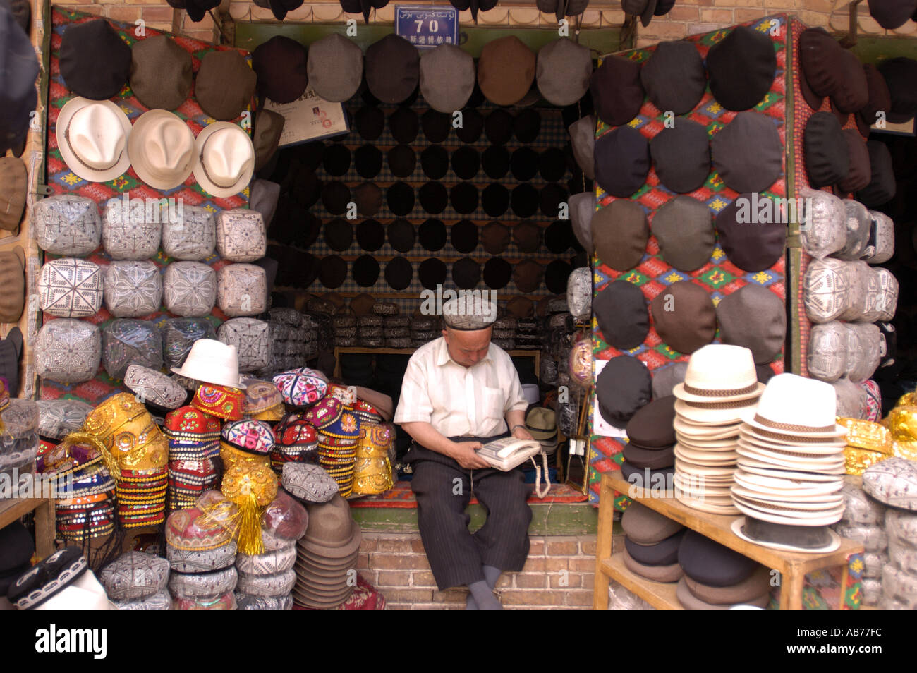 Traditional chinese crafts hi-res stock photography and images - Alamy