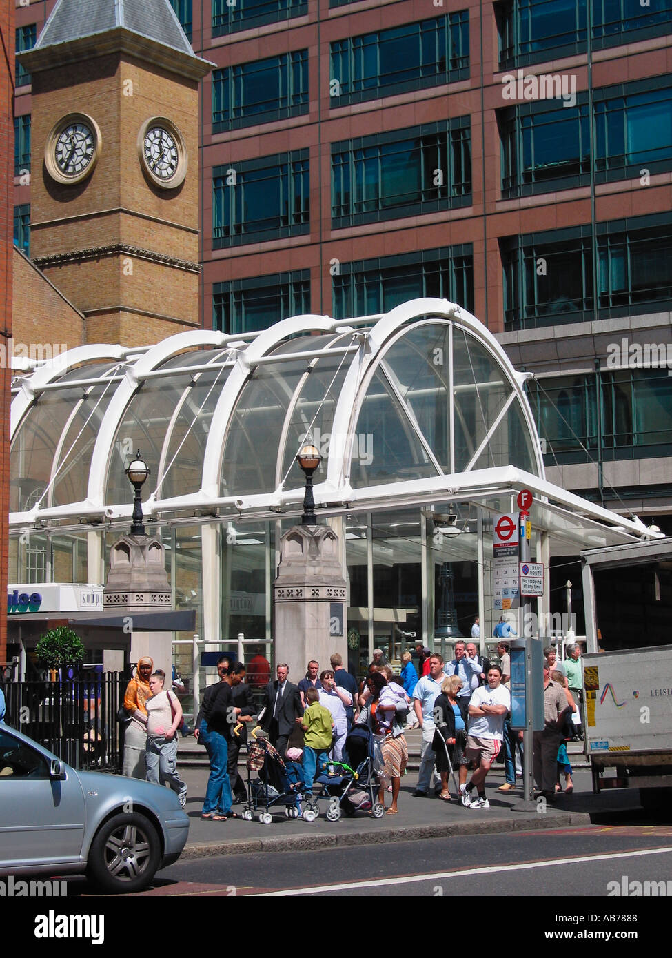 Liverpool street station bus stop hi-res stock photography and images ...