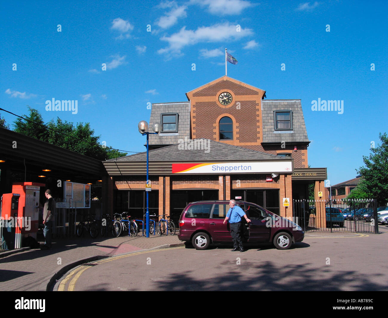 Shepperton station hi-res stock photography and images - Alamy