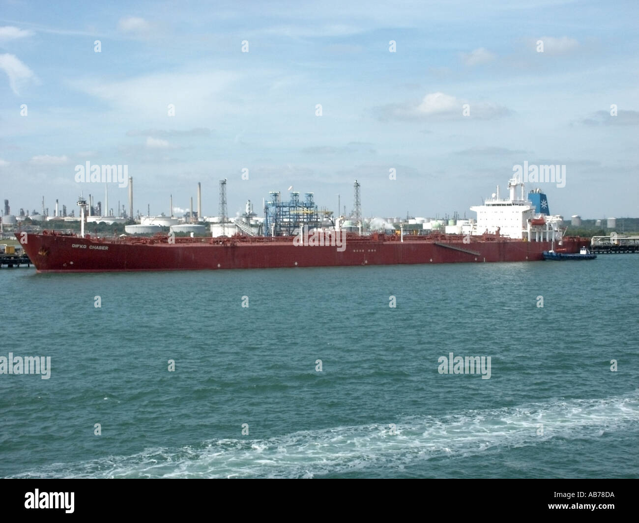 Tanker ships alongside fawley refinery hi-res stock photography and ...