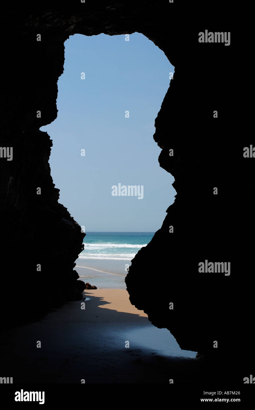 Looking ocean through arch hi-res stock photography and images - Alamy