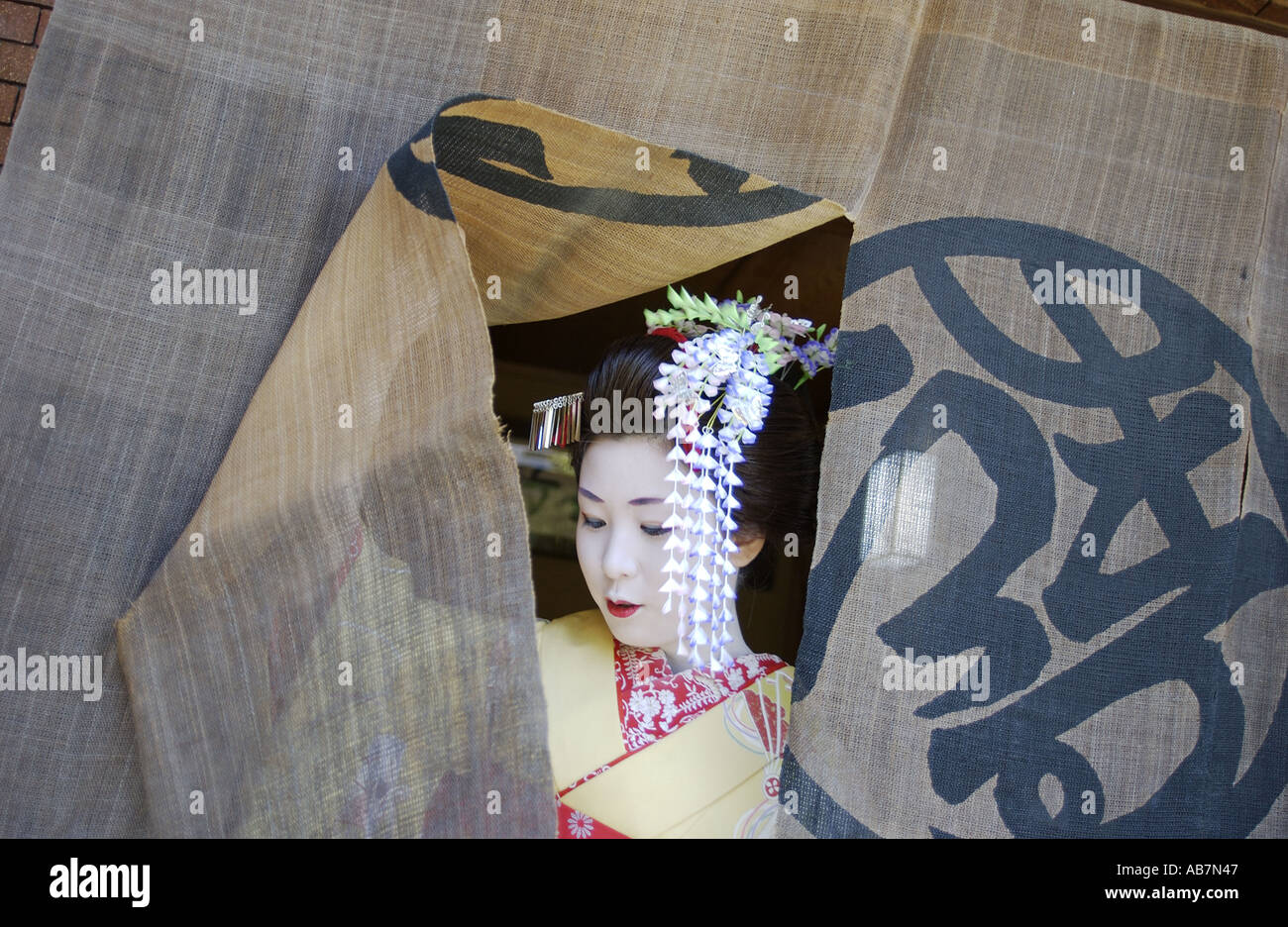 Geisha looking down hi-res stock photography and images - Alamy