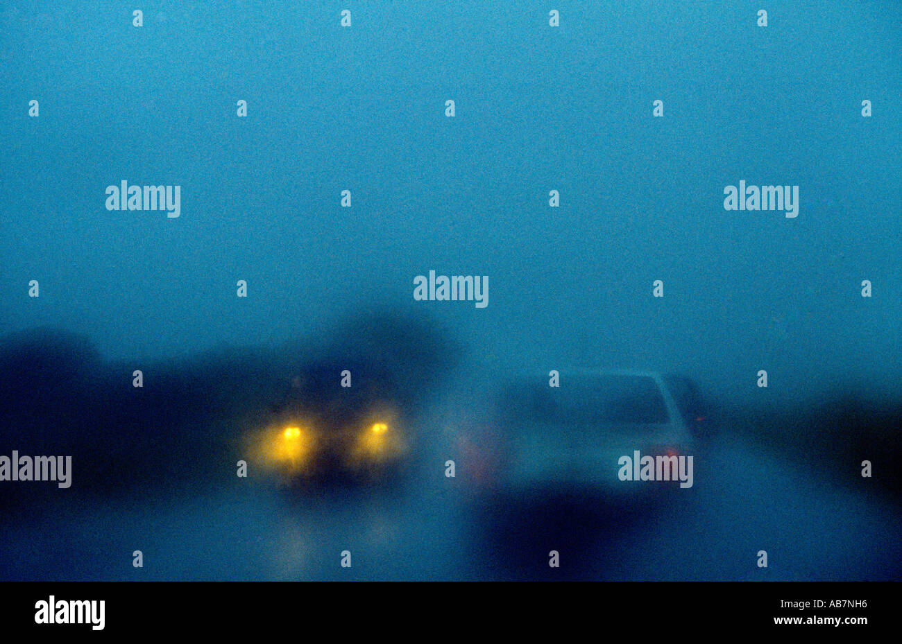 Cars in rain hi-res stock photography and images - Alamy