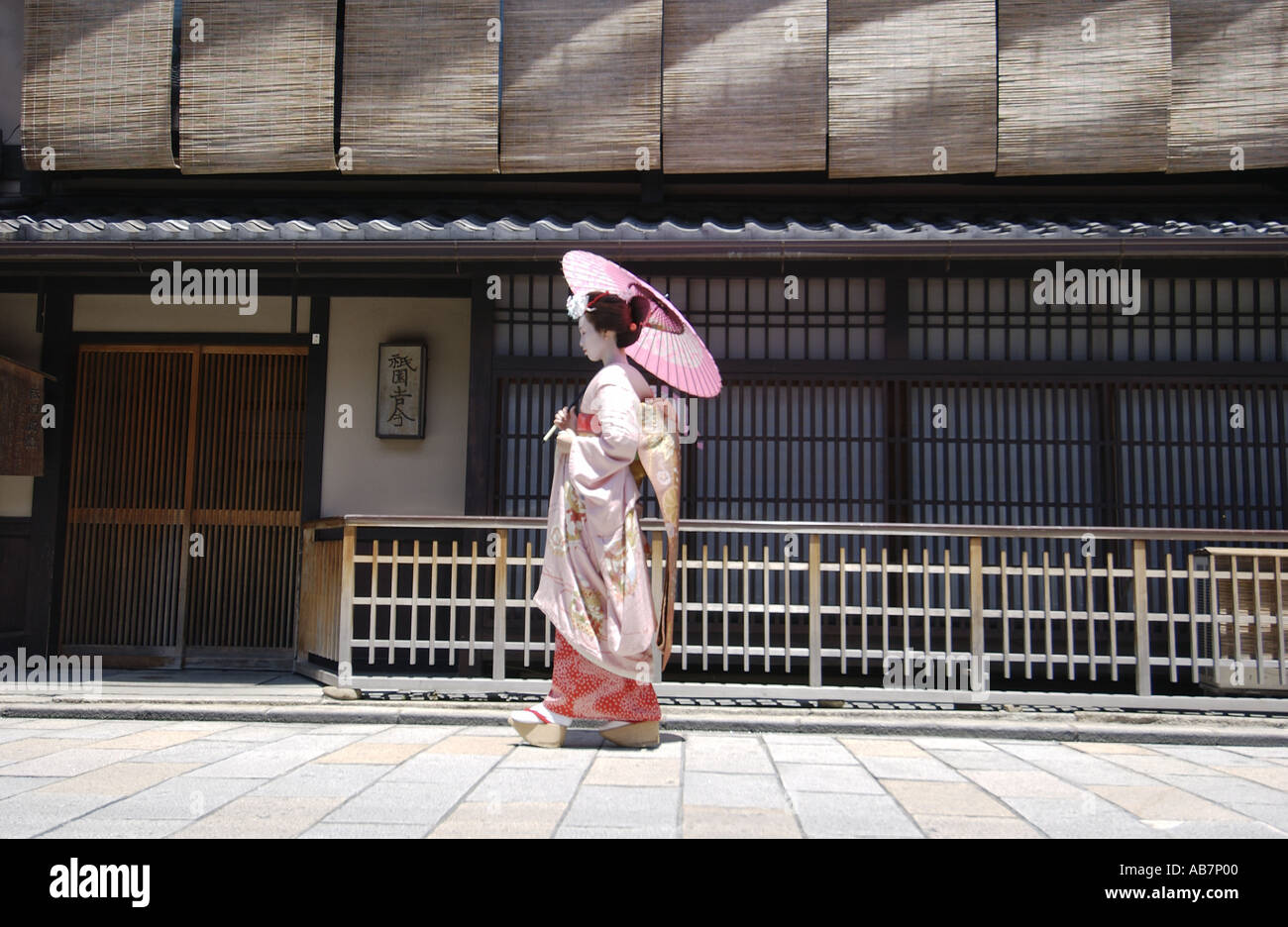 Geisha profile walking hi-res stock photography and images - Alamy