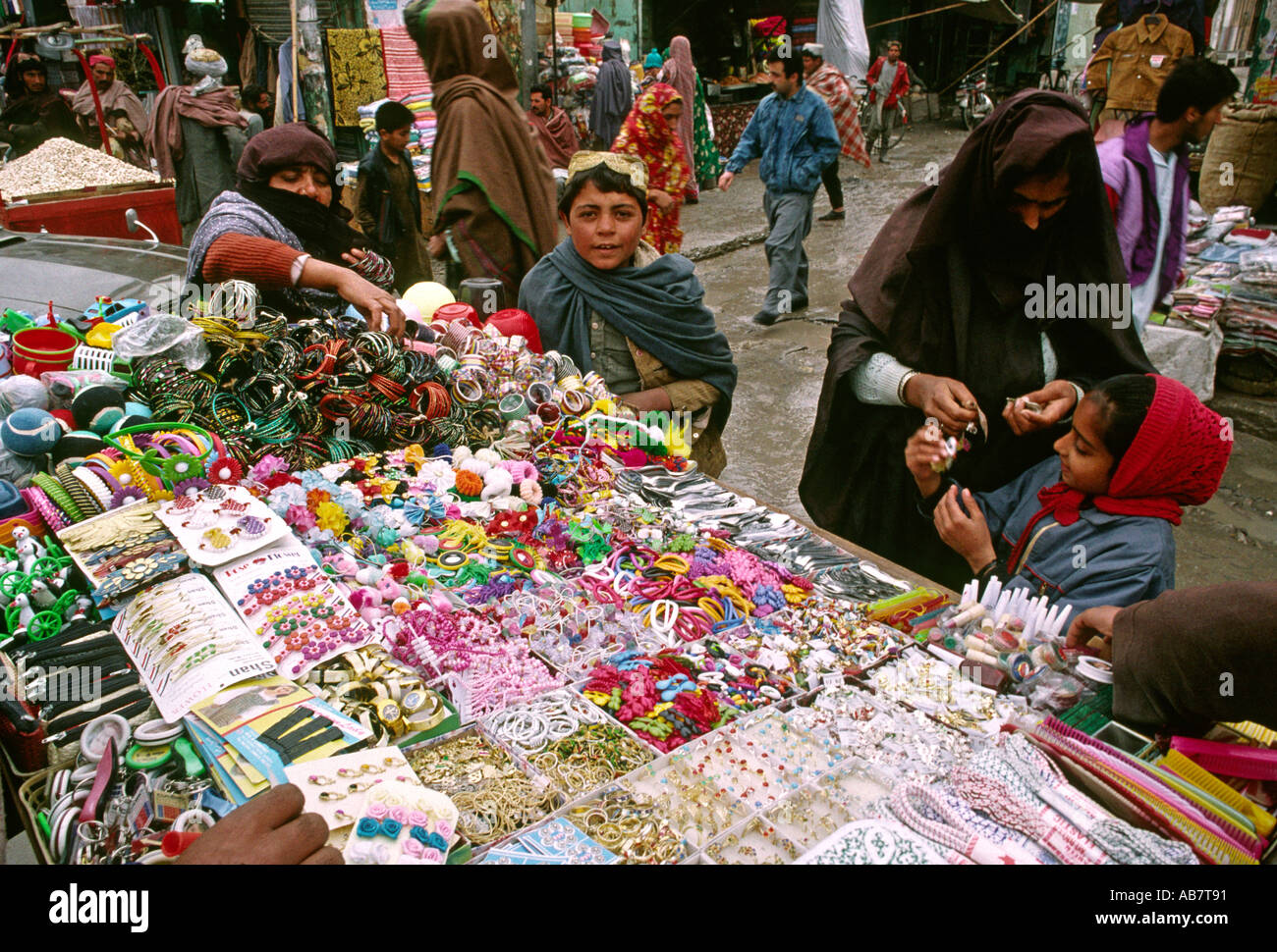 Bangle stall hi-res stock photography and images - Alamy