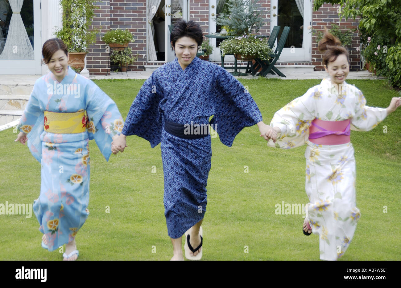 Japanese kimono running hi-res stock photography and images - Alamy