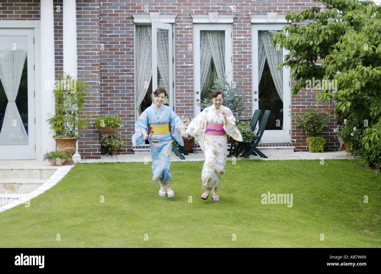 Japanese kimono running hi-res stock photography and images - Alamy