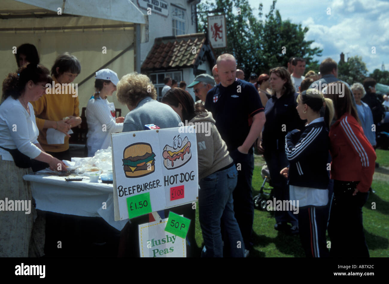 People queuing for beef burgers Stock Photo - Alamy