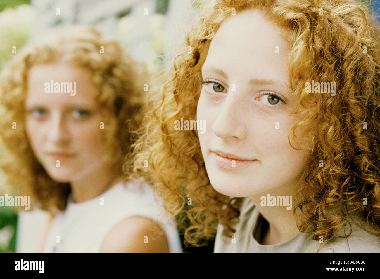 Identical twins and teenage hi-res stock photography and images - Alamy