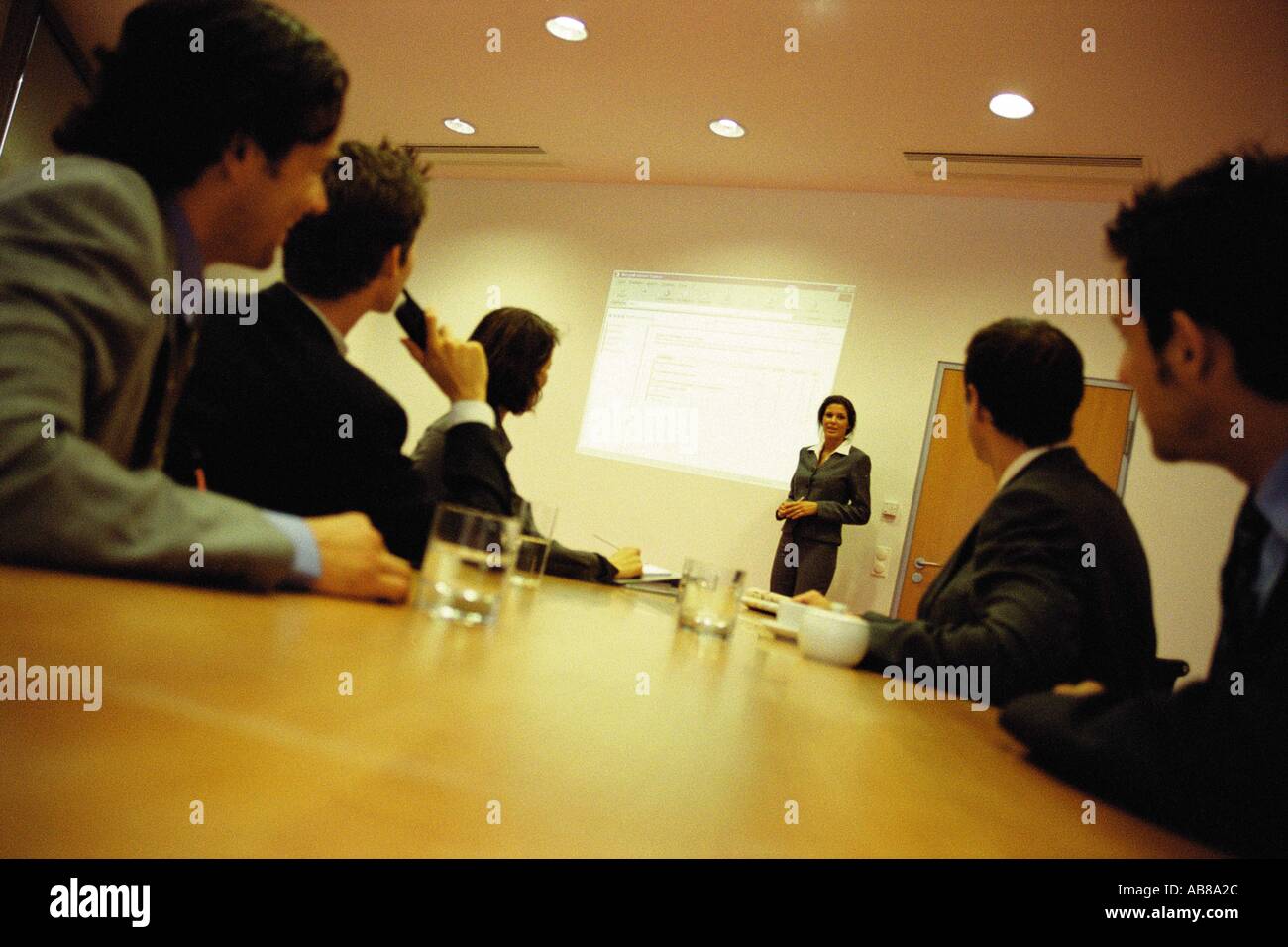 Businesspeople watch presentation hi-res stock photography and images ...