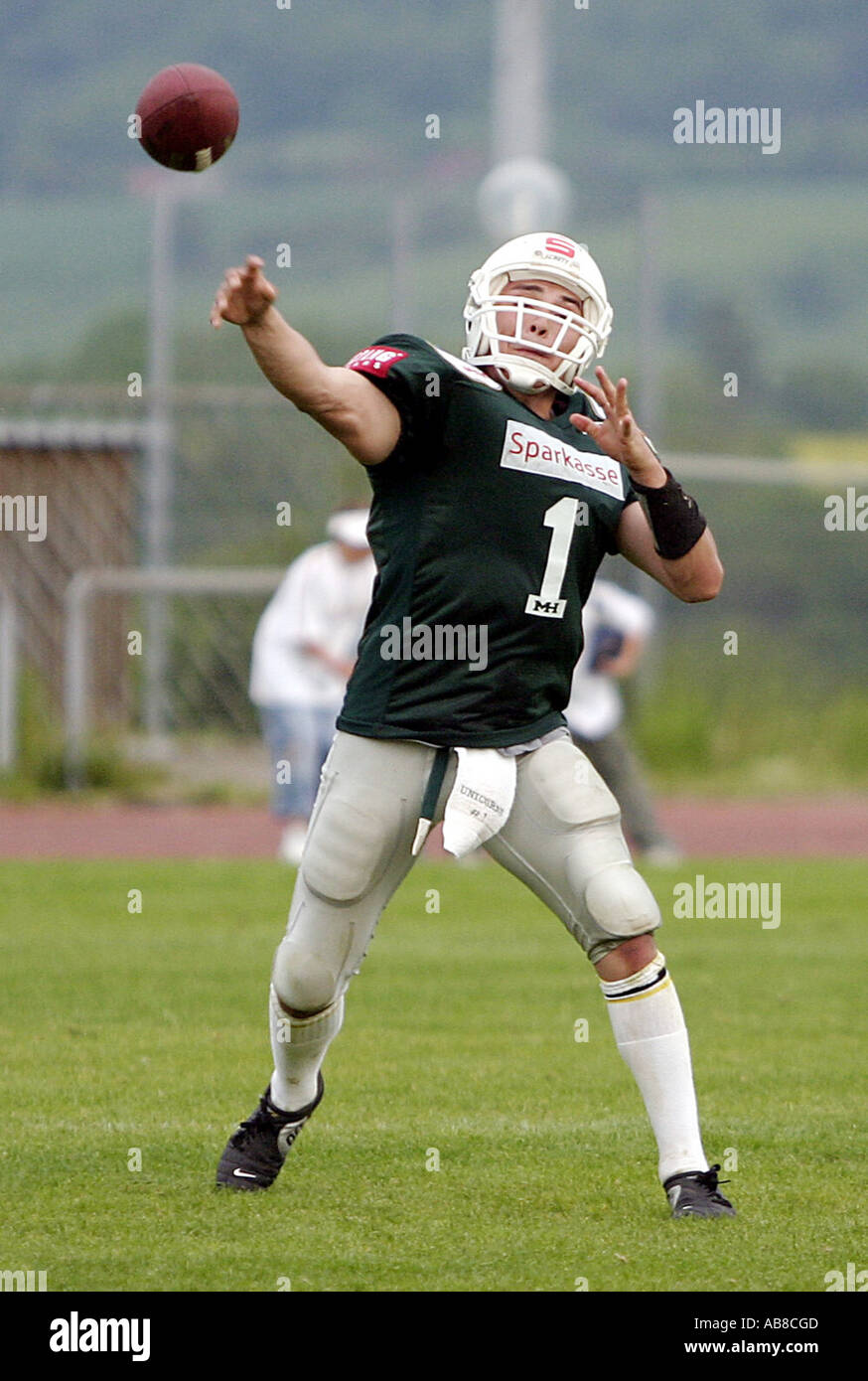 Quarterback passing hi-res stock photography and images - Alamy