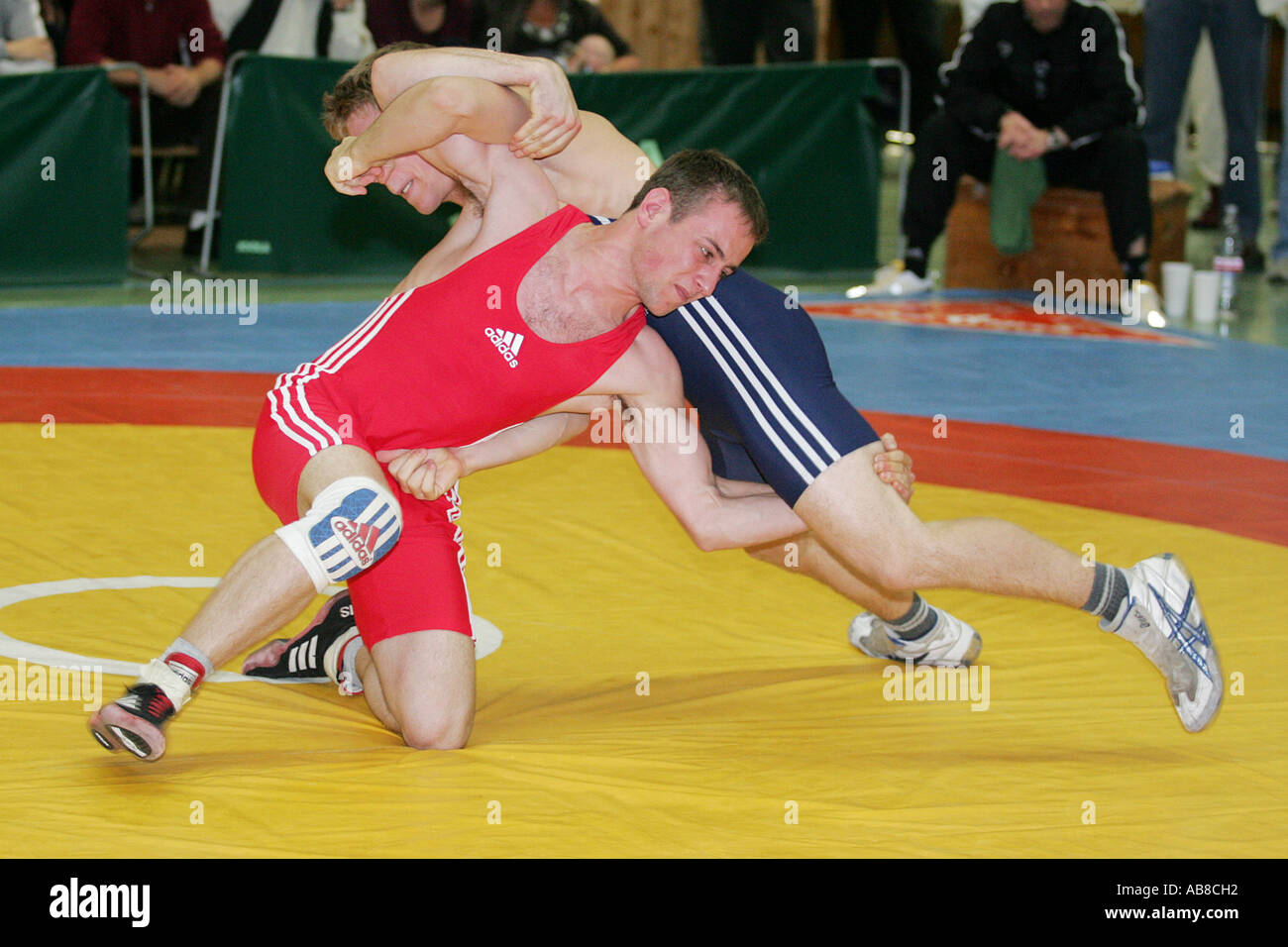 Two wrestlers fighting hi-res stock photography and images - Alamy