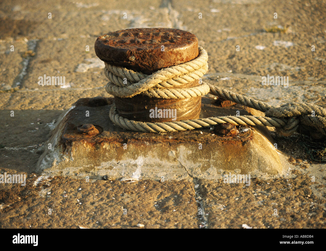 Worn out rope hi-res stock photography and images - Alamy