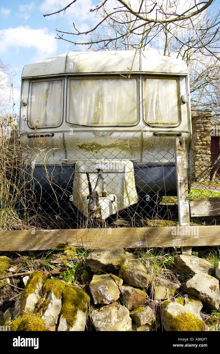 Abandoned old caravan rotting in field Stock Photo - Alamy