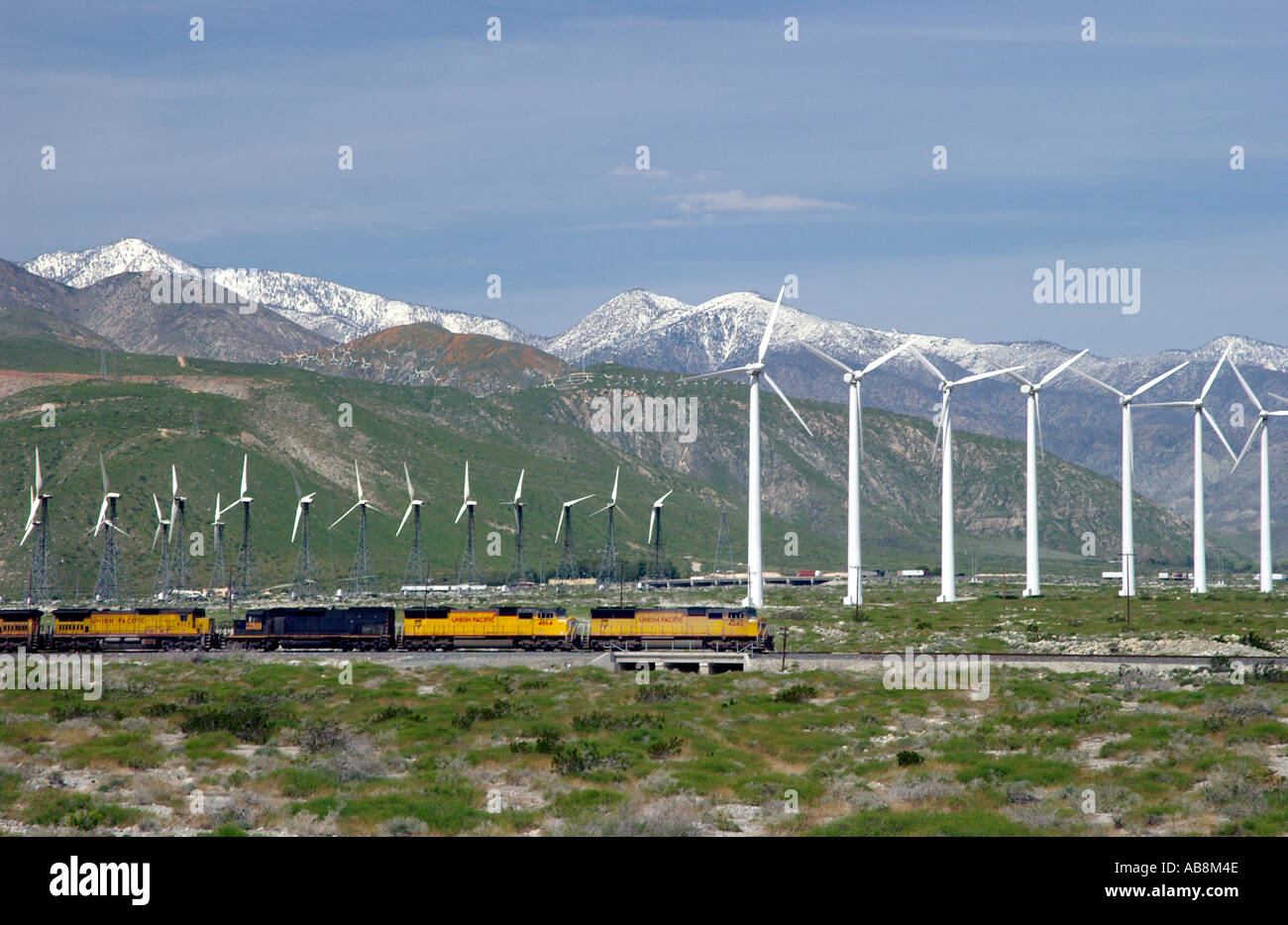 Windmills and electrical generating wind farms near Palm Springs ...